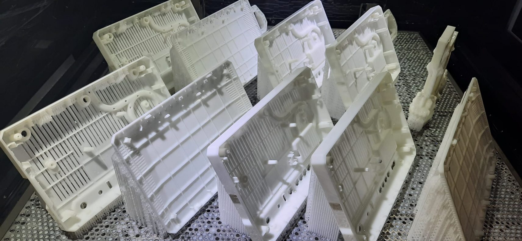 3D scan and reverse engineer Shaped plastic tray - Scantech